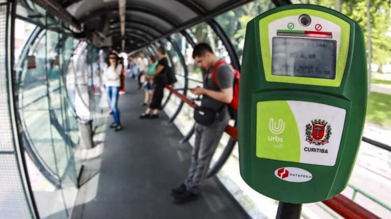 Curitiba congela passagem de ônibus e mantém benefícios no transporte ...